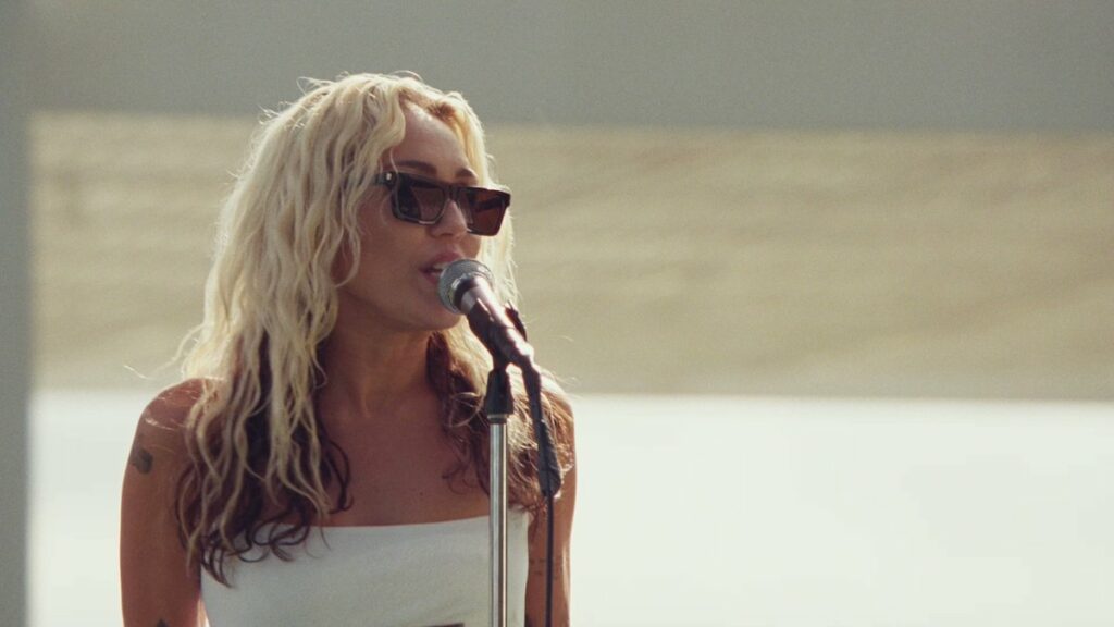 Miley Cyrus Estrena El Vídeo De Jaded Backyard Sessions